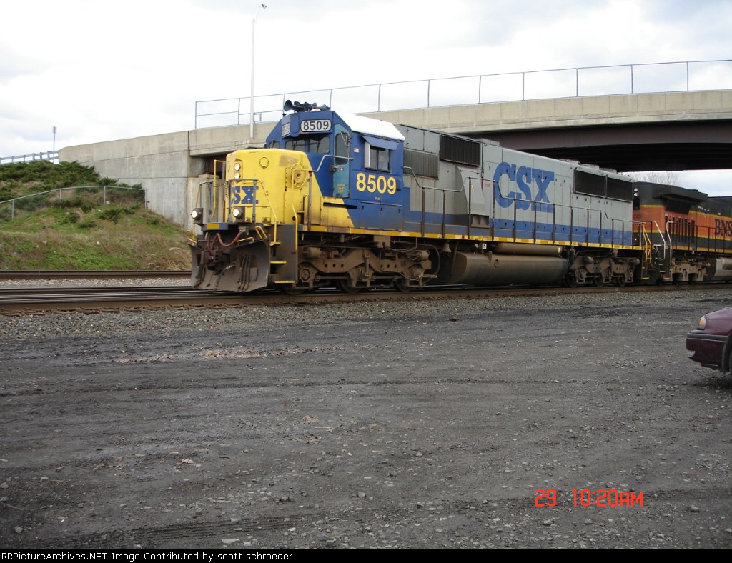 CSX 8509 & BNSF 1075 head up the CSX Q165 WB